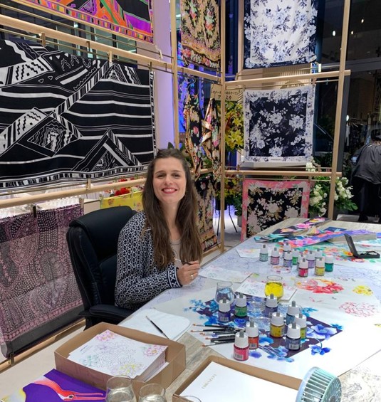 LEONARD Print Chief Designer performs coloring process - SANKYO SEIKO GROUP